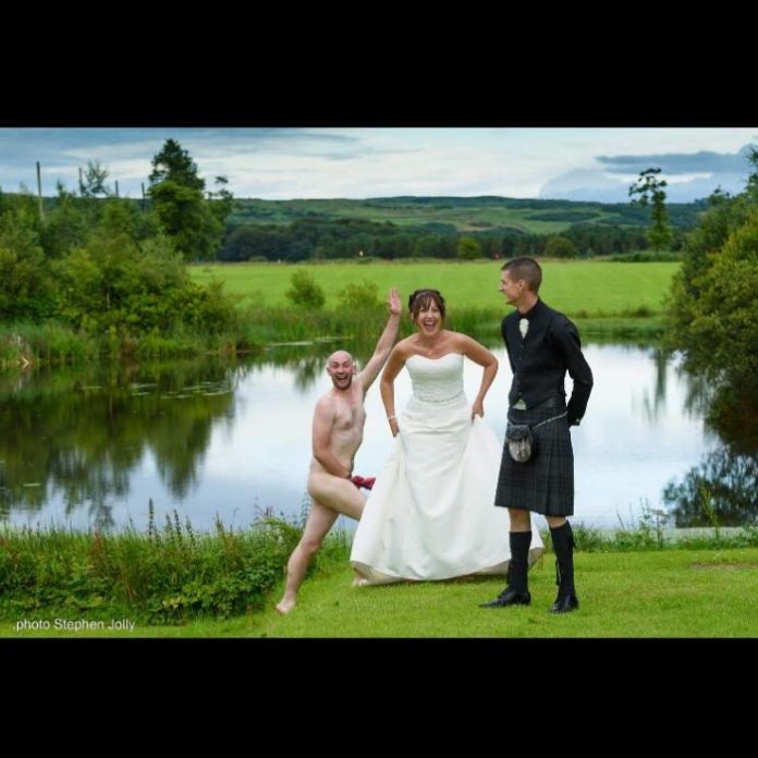 Paret skal forevige bryllupet sitt med et bilde. Da gjør vennen noe som ...